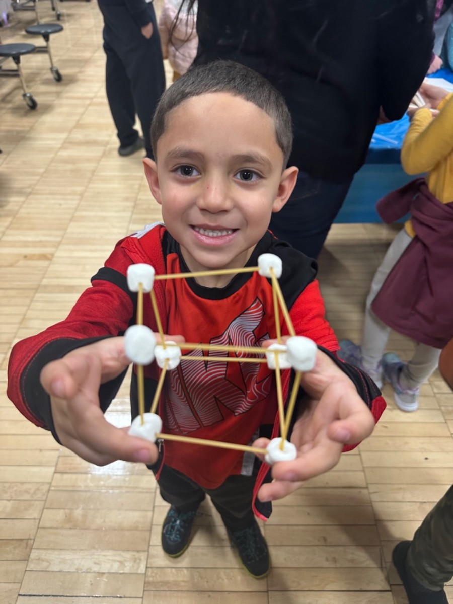 Vails Gate Welcomes 200 Families for Annual STEAM Night- News - NECSD